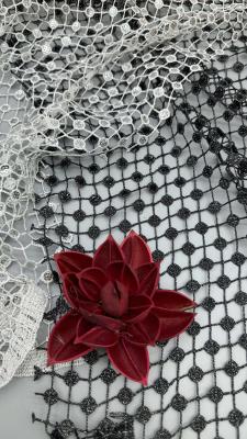 중국 잎사귀 블랙 앤 화이트 격자 무늬 할로우업 시퀀스 실버 디테일 원단 (화려한 포멀 드레스용) 판매용