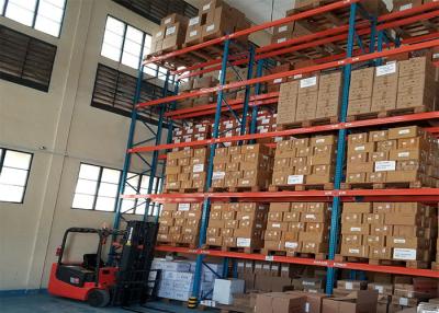 China Het regelbare 6000mm Op zwaar werk berekende Pallet het Rekken Lassen van de Systeemrobot Te koop