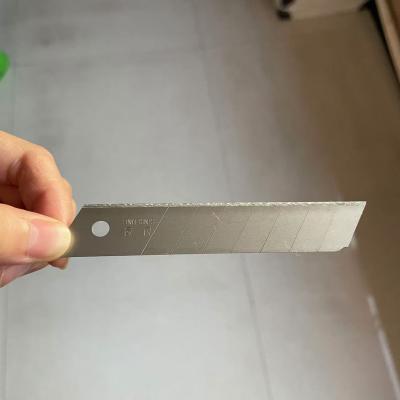 Cina 8 segmenti coltelli da taglio in argento da 18 mm per applicazioni di taglio versatili in vendita