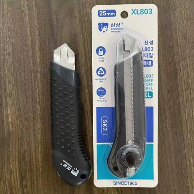 China Lightweight Utility Knife with Ergonomic Handle and SK2 High Carbon Steel Snap Off Blade for Precision Cutting for sale