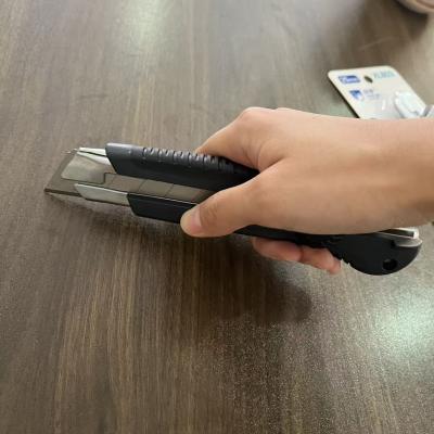 China Black 25mm Utility Knife with Snap Off Blades and Ergonomic Design featuring Blade Lock Knob for Safe Cutting for sale
