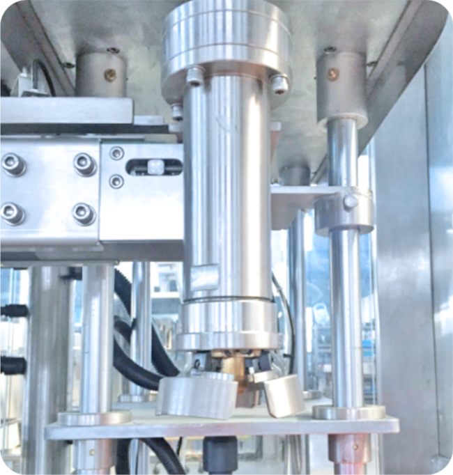 Präzisions-Fass-Mützenmacher 2 der automatischen Flaschen-500bph mit einer Kappe bedeckender hohe der Maschinen-5-30L
