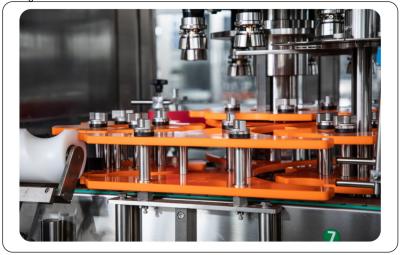 China Máquina que capsula automática 80ml-1000ml de la botella rotatoria de 6500 BPH con 6 cabezas que capsulan en venta