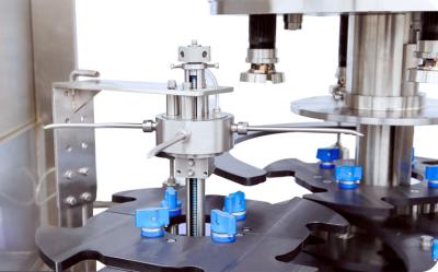 중국 80ml-1L 자동 뚜껑봉함기 6000BPH 회전식 패키징 머신 판매용