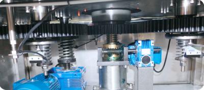 중국 80ml-1L 자동 뚜껑봉함기 6000BPH 회전식 패키징 머신 판매용