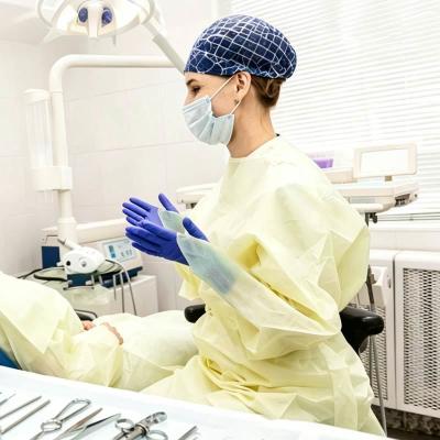 China SMMS Disposable Isolation Gown with Integrated Thumb Loops and AAMI Level 4 Protection from 4-Layer Construction for sale