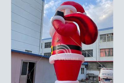 Cina Decorazioni gonfiabili giganti di Natale della borsa del regalo di Santa Claus With A all'aperto in vendita