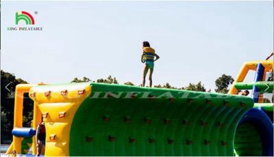 China Equipamento de parque aquático inflável Slide flutuante Trampolim à venda
