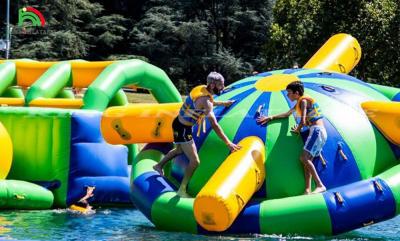 China Equipamento de parque aquático inflável Slide flutuante Trampolim à venda
