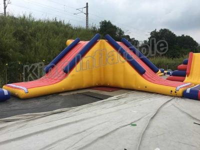 Cina Parco di galleggiamento dell'acqua dello scorrevole dell'acqua gonfiabile del triangolo per i giochi all'aperto in vendita