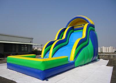 China Kommerzielles aufblasbares riesiges springendes Wasserrutsche-Torsionswellendia mit Pool 18 * 8m zu verkaufen