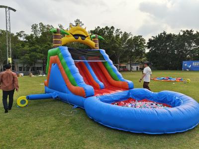 中国 双車線 PVC 充電式水スライド コンボ プール障害物登り 充電式プールスライド 販売のため