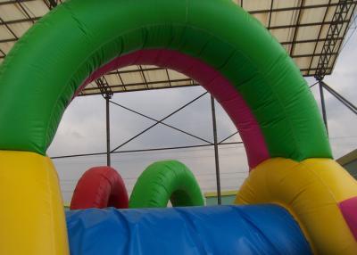 Cina Corsa ad ostacoli gonfiabile combinata con i buttafuori, città variopinta di divertimento dei bambini in vendita