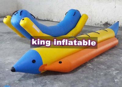 Cina Movimento alternato gonfiabile giallo/blu durevole barcolla giocattolo dell'acqua del PVC con la barca di banana in vendita