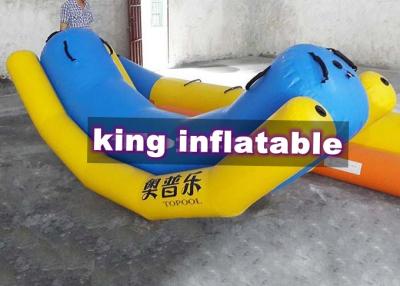 Cina Movimento alternato gonfiabile giallo/blu durevole barcolla giocattolo dell'acqua del PVC con la barca di banana in vendita