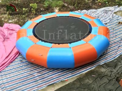 Cina giocattolo gonfiabile dell'acqua del trampolino dei buttafuori della tela cerata del PVC del diametro 0.9mm di 5m per il parco dell'acqua in vendita