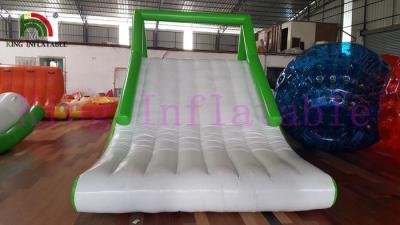 Cina scorrevole verde/bianco del giocattolo gonfiabile su ordinazione dell'acqua del CE della tela cerata del PVC di 0.9mm per affitto in vendita