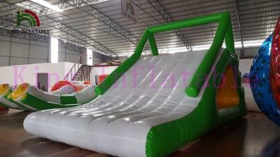 Cina scorrevole verde/bianco del giocattolo gonfiabile su ordinazione dell'acqua del CE della tela cerata del PVC di 0.9mm per affitto in vendita