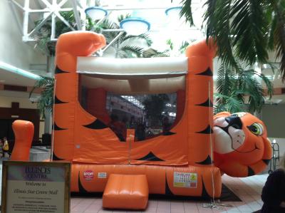 Cina Il PVC ha ricoperto il fumetto Tiger Inflatable Bouncer Castle Blow sul castello di salto in vendita
