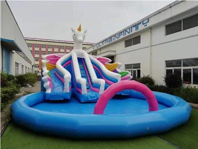 Cina PVC su misura Unicorn Inflatable Playground Water Park per i bambini in vendita