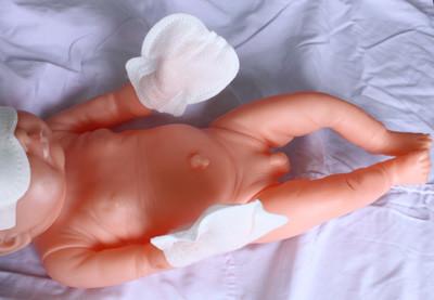 Cina Guanti eliminabili L dimensione della mano del neonato dei prodotti del bambino dei tessuti non di S in vendita