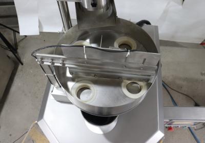 Cina Macchina di imballaggio verticale ad alta velocità per noci con dimensioni di tazza e dimensioni 1350*1000*2350 in vendita