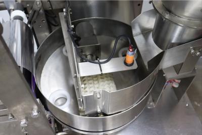 China High Speed Vertical Sachet Food Packing Machine voor noten Snacks 30-60 zakken per minuut Te koop
