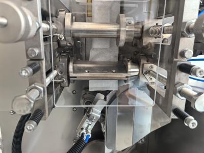 China Máquina YFS-150 para formar sacos e preencher embalagens seladas para pequenos géneros alimentícios granulares à venda