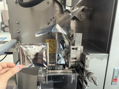 China Máquina YFS-150 para formar sacos e preencher embalagens seladas para pequenos géneros alimentícios granulares à venda