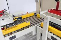 China Carton Sealer Adhesive Flat Surface Side Labeling Machine for B2B Packaging Solutions for sale