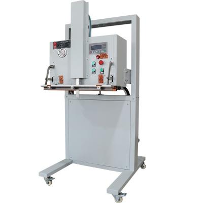 Cina 2000W Vertical Type External Vacuum Packing Machine per l'imballaggio dell'industria dell'abbigliamento in vendita