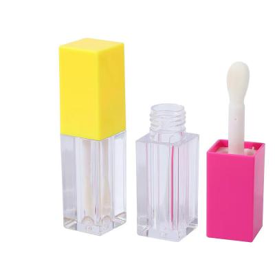 中国 ブラシ付きの四角形プラスチック唇ガラスチューブ 化粧品タイプ 唇光 カスタムカラー 4.9ml 販売のため