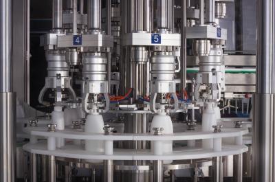Cina Bottiglie di massimo 2500/ore di multi teste che riempiono tappatrice in vendita