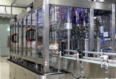 Cina 24 etichettatrici di coperchiamento del materiale da otturazione della testa per il prodotto disinfettante della mano in vendita