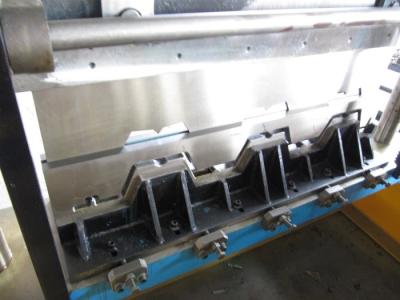 China o Decking do piso de aço da espessura de 0.8-1.5mm que forma a máquina com elevação reforça o poder à venda