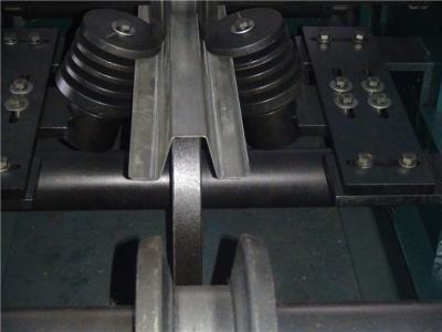 Cina Il profilo del cappello lamina a freddo la formazione della catena della macchina che determina la larghezza d'acciaio della bobina di 550mm in vendita