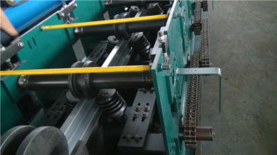 Cina Il profilo del cappello lamina a freddo la formazione della catena della macchina che determina la larghezza d'acciaio della bobina di 550mm in vendita
