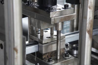 China Lamine o Purlin de C que forma a máquina para a estrutura ereta com 2 furos à venda