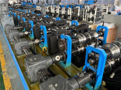 Cina Macchina per la formazione di rotoli di pannelli laterali ad alte prestazioni per una produzione superiore in modo automatico in vendita