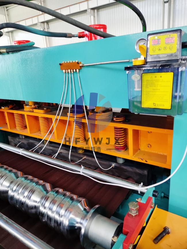 Close-up view of forming mechanism