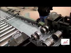Chaîne de production réglable de plateau en métal de largeur avec la structure de coupe de Fil-électrode