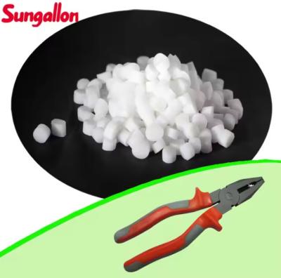 Китай TPE гранулы для индивидуальной твердости в ручках электроинструментов и автомобильных деталях. Доступен индивидуальный цвет. продается