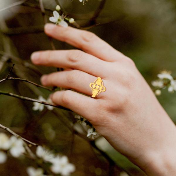 Quality Luxury 18kt Gold Ring: A Timeless Piece of Elegant Jewelry for sale