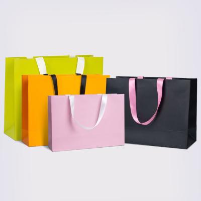 Cina Ordine personalizzato accettato Wenzhou Designer borse da shopping personalizzate borse regalo di cartone borse di carta in vendita