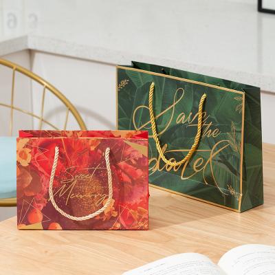 Cina Logo personalizzato di cartone d' avorio matrimonio dolci souvenir regalo imballaggio sacchetti di carta a prezzi ragionevoli in vendita