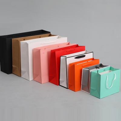 Cina Logo personalizzato Sacchetto di carta da cartone ecologico con stampa offset CMYK a 4 colori in vendita