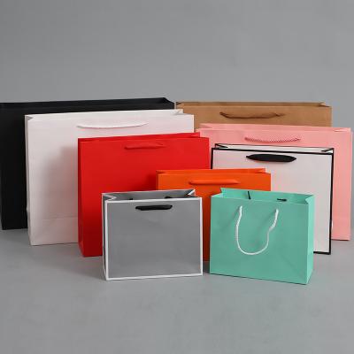 Cina Logo personalizzato Sacchetto di carta da cartone ecologico con stampa offset CMYK a 4 colori in vendita