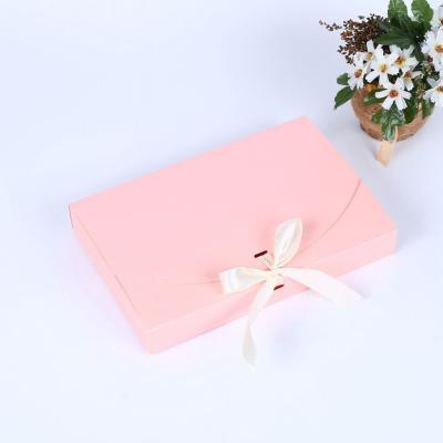 China Logotipo personalizado Caixas de presente de papel cartão kraft quadrado com fita Material ecológico à venda