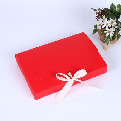 China Logotipo personalizado Caixas de presente de papel cartão kraft quadrado com fita Material ecológico à venda