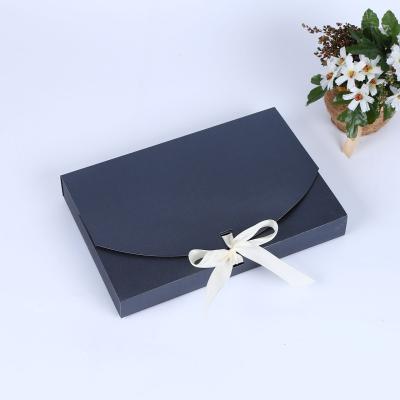 China Logotipo personalizado Caixas de presente de papel cartão kraft quadrado com fita Material ecológico à venda